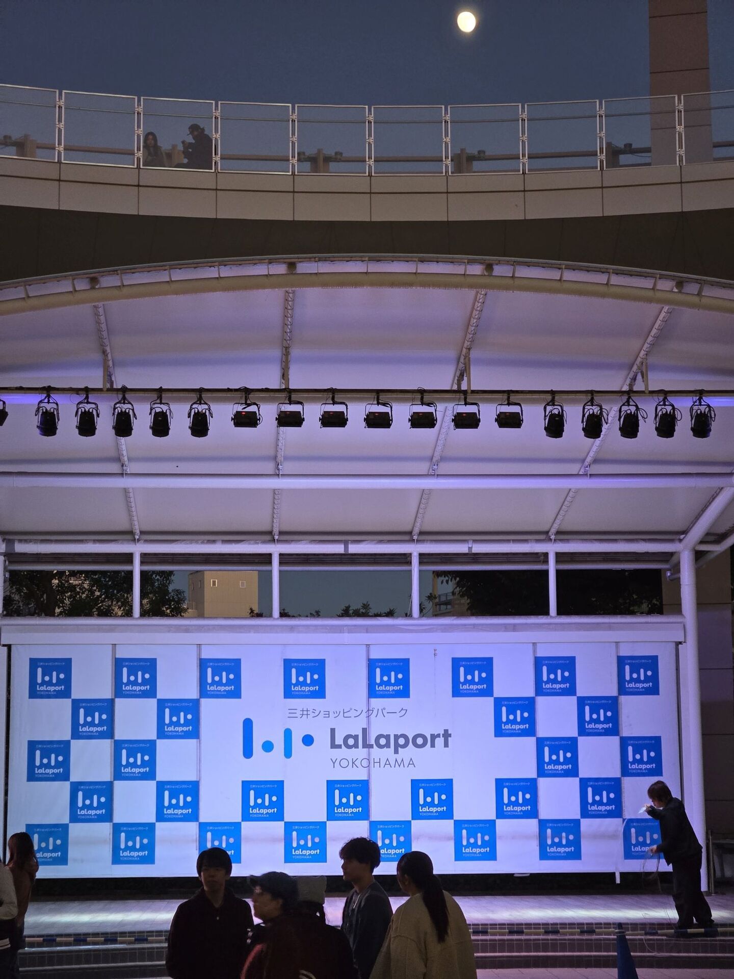 BEYOOOOONDS 3rdアルバム『BEYOOOOONDS 3rd』発売記念 ミニライブ＆お見送り会(鴨居2回目)ネタ付き自己紹介 記念撮影＆TikTok撮影: アップフロントライフ